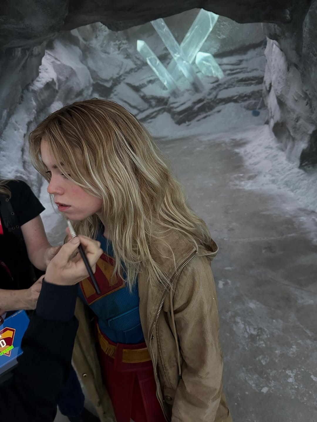 Supergirl: Milly Alcock em fotos dos bastidores de Superman - Máquina Nerd